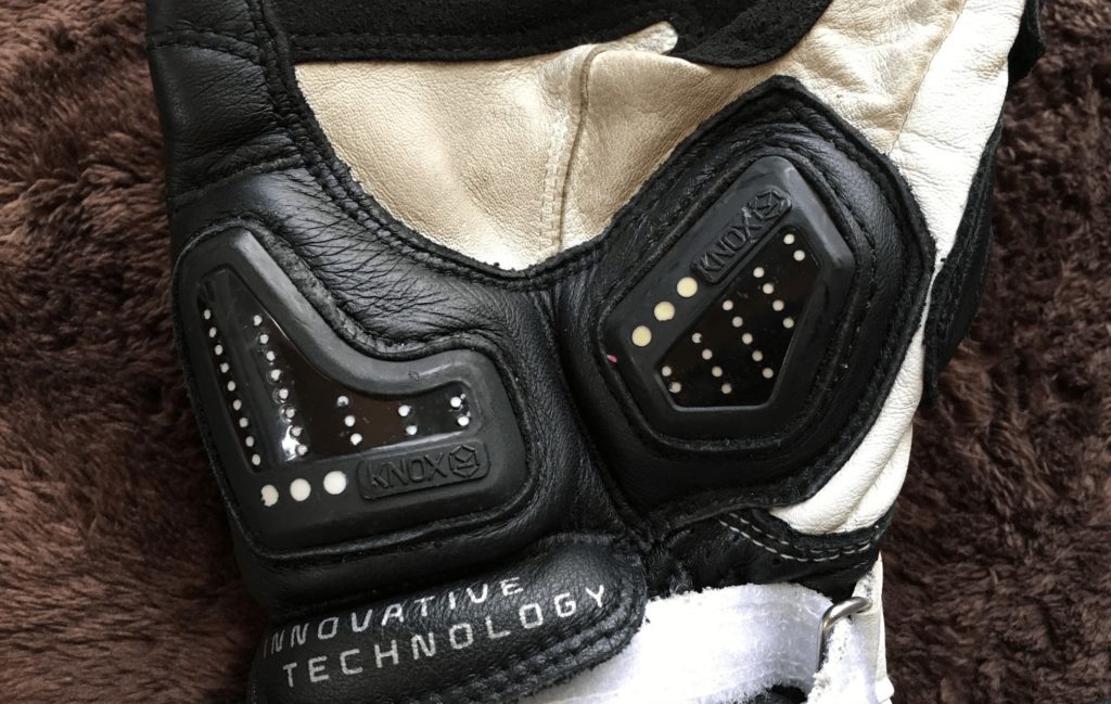 【レビュー付き】RSタイチのレーシンググローブGP-EVOはコスパ最強 | モリバイク